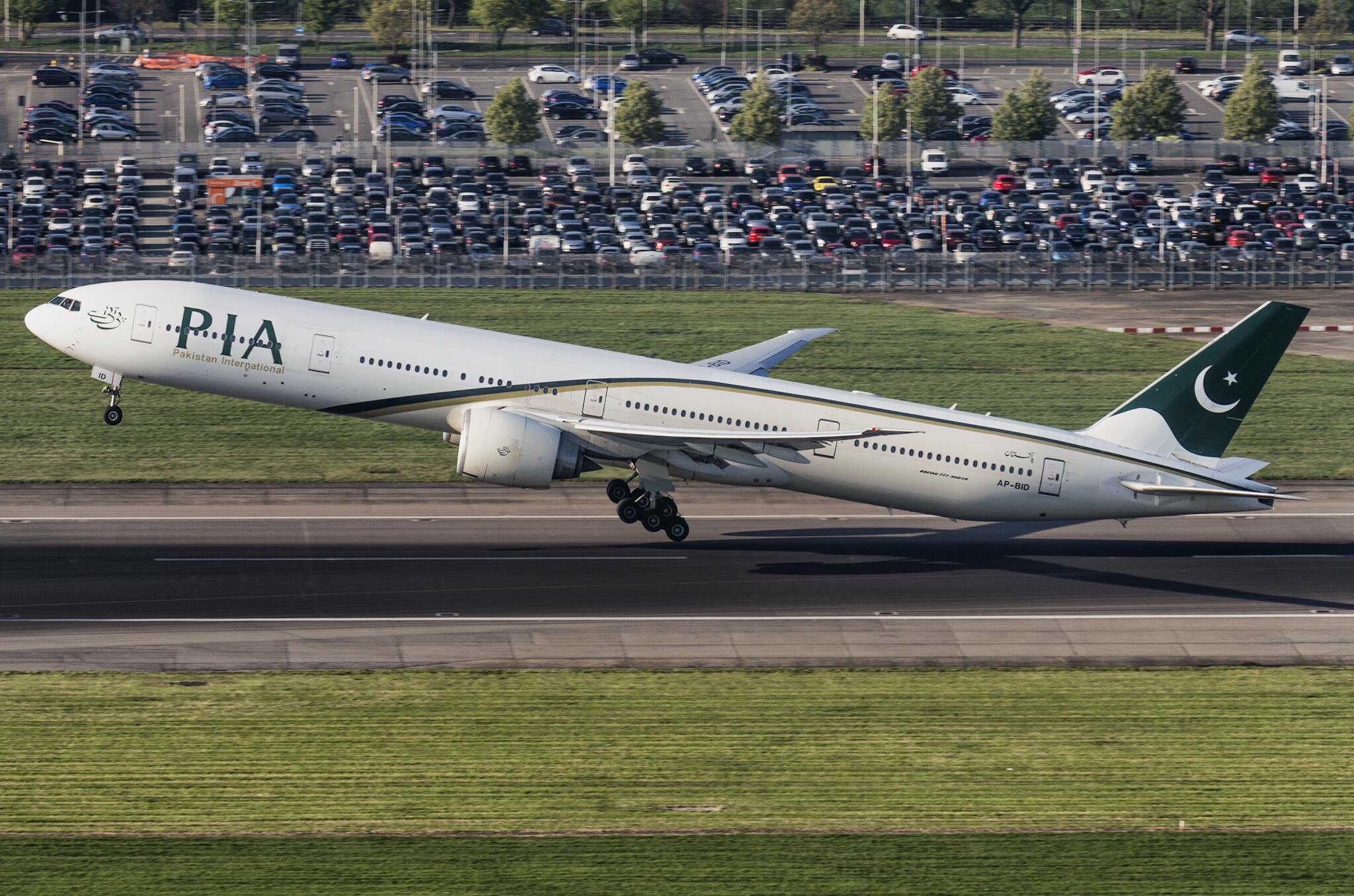 PIA crew stopped and refused entry for 72 hours at Manchester airport ...