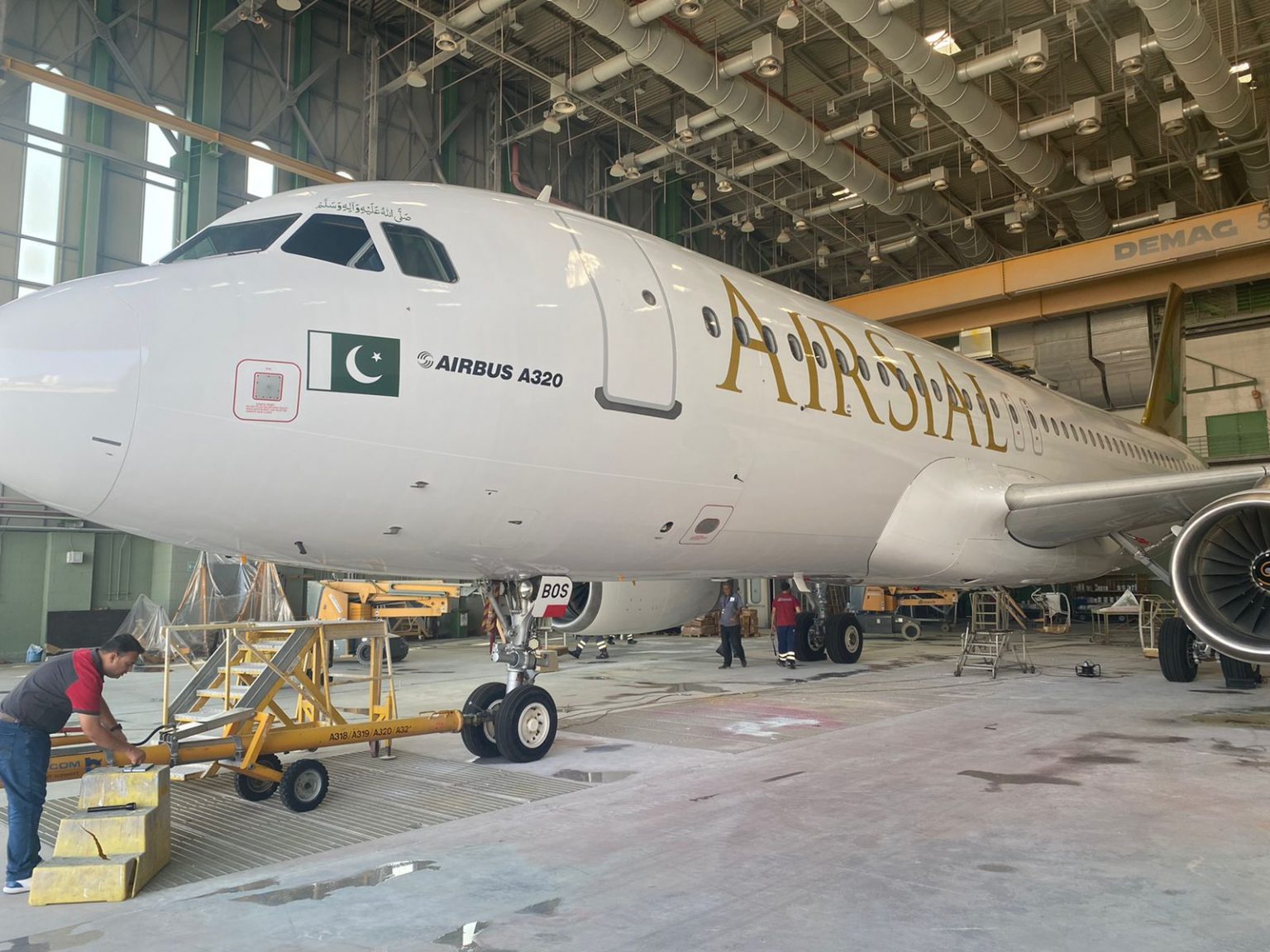 Air Sial's 4th Airbus A320 lands at Karachi Airport - Pakistan Aviation